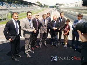 Circuito di Monza - Roberto Maroni testa la pista in Ferrari - MotorAge ...