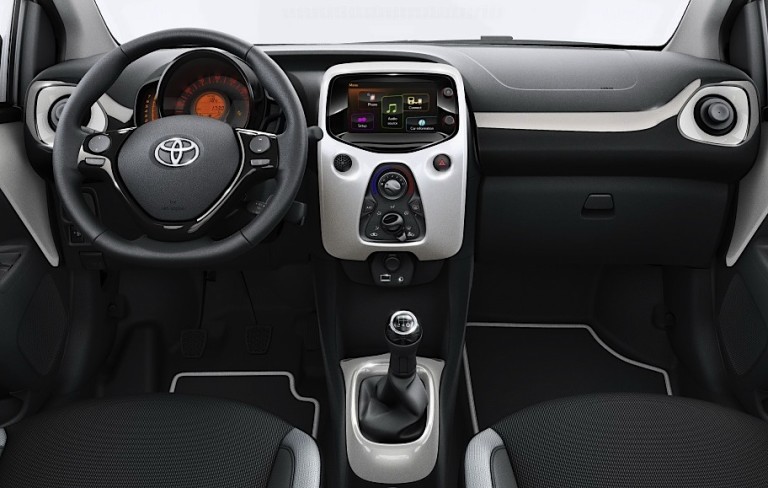 Toyota AYGO x-pure : il total white conquista