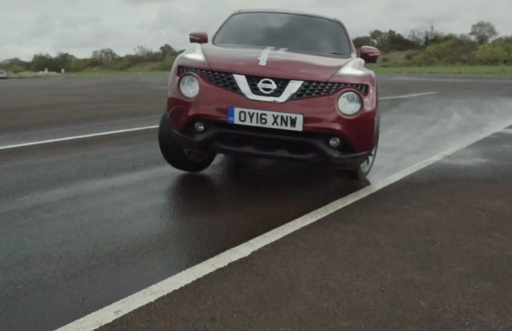 Nissan Juke e il J-Turn "alla cieca". Testacoda da record - MotorAge ...