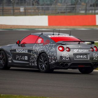 Nissan GT-R guidata con game controller - MotorAge New Generation