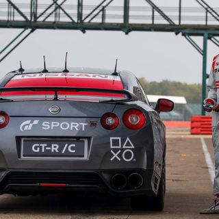 Nissan GT-R guidata con game controller - MotorAge New Generation
