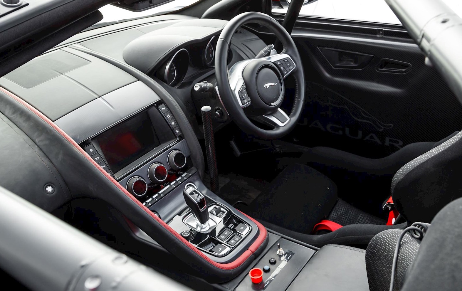 Jaguar presenta la F-Type Spider in versione auto da rally