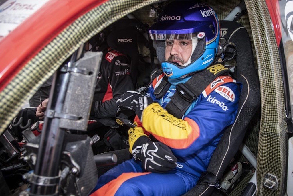 Alonso si dà al rally: prova la Toyota che ha vinto la Dakar - MotorAge ...