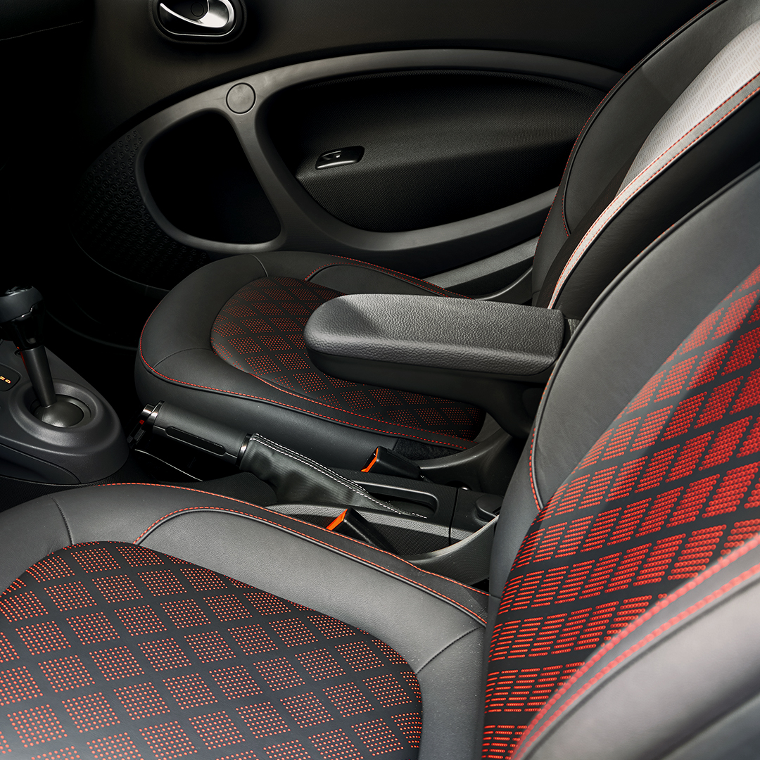 Smart ForTwo Pureblack: sia benzina che elettrica
