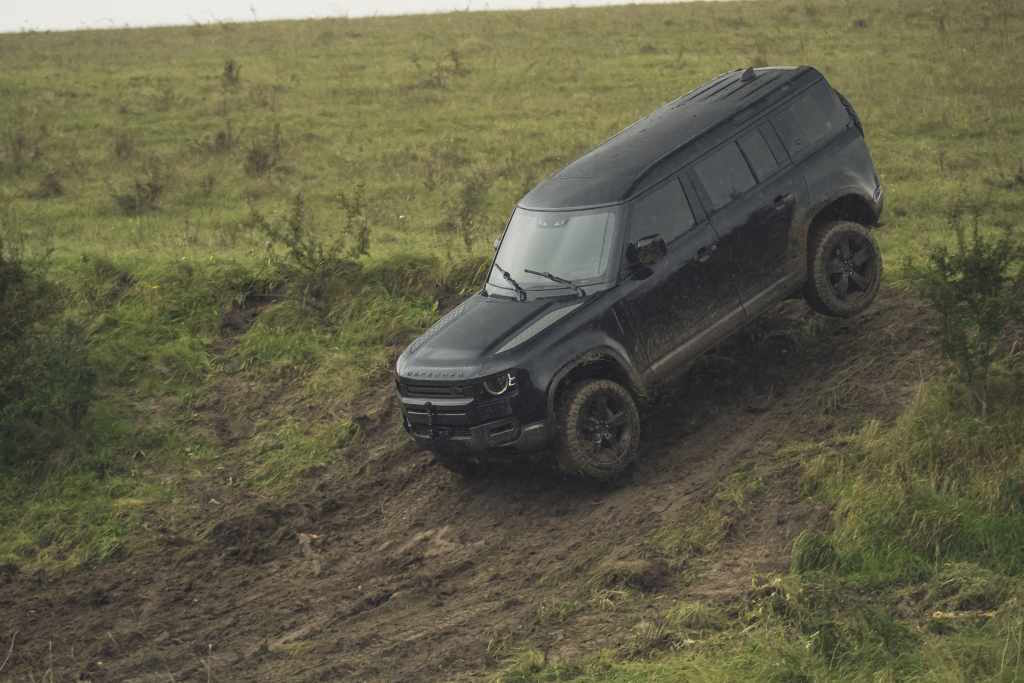 Land Rover Defender a prova di 007 - MotorAge New Generation
